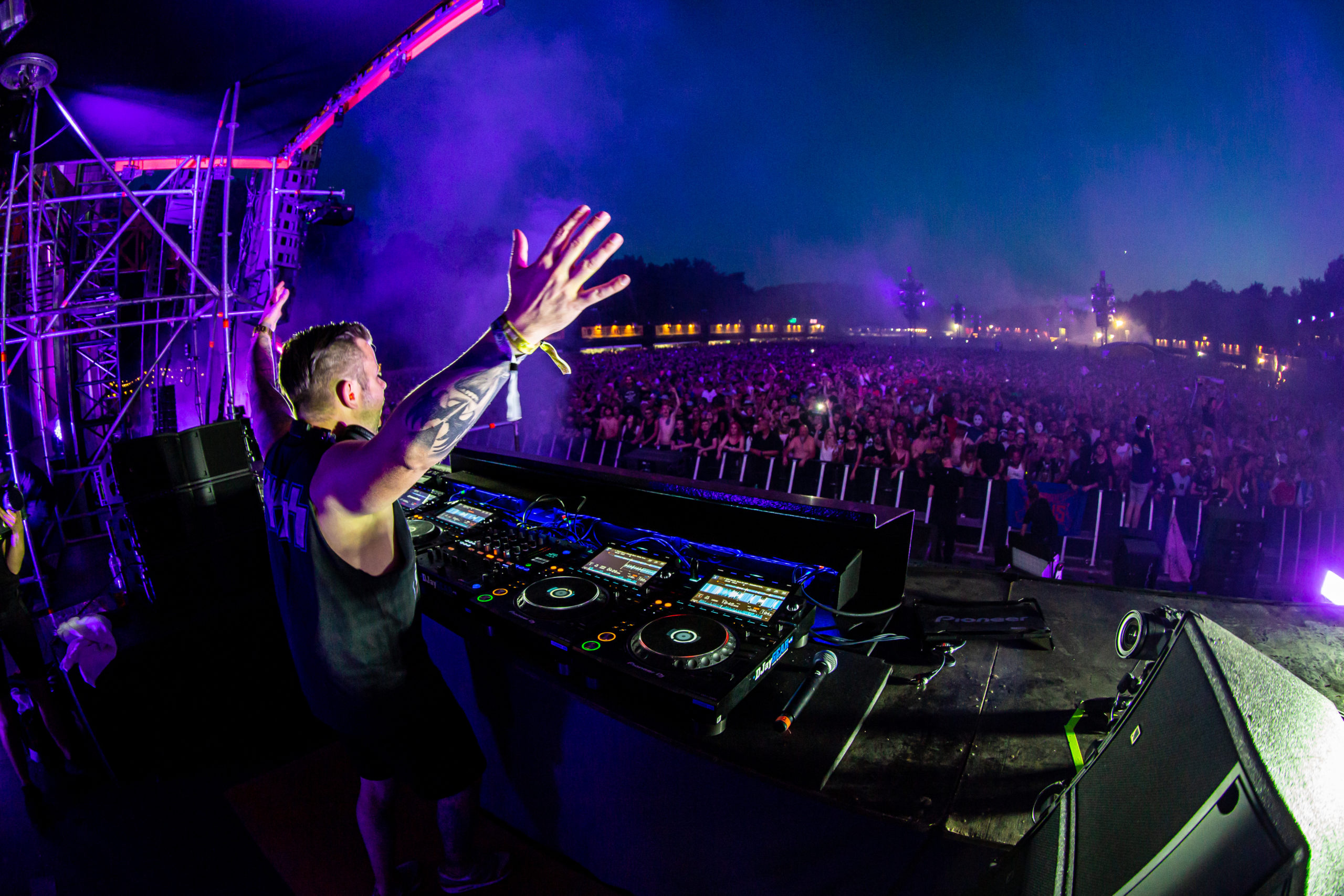 Watch the set of anthem creator Deadly Guns at Dominator Festival 2022 ...